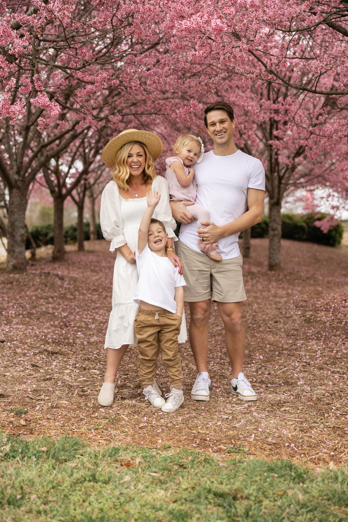 Family photoshoot among the blooming trees - Victoria Rudenko Photography