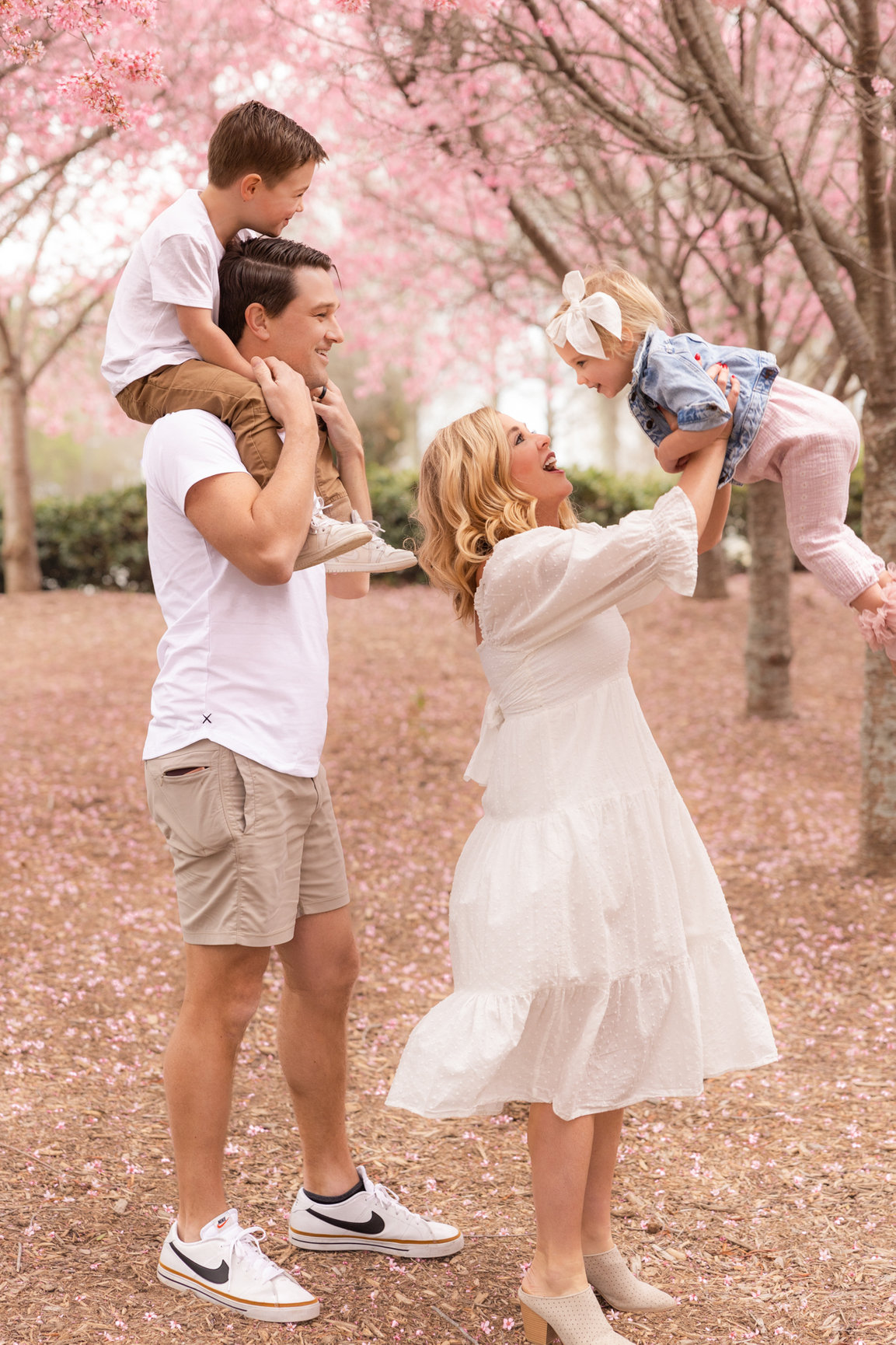 Family photoshoot among the blooming trees - Victoria Rudenko Photography